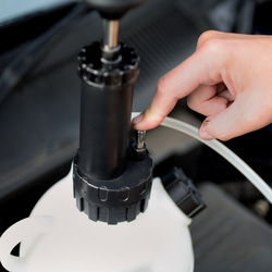 Laser Manual Pressure Brake Bleeder 2L | Toolstation