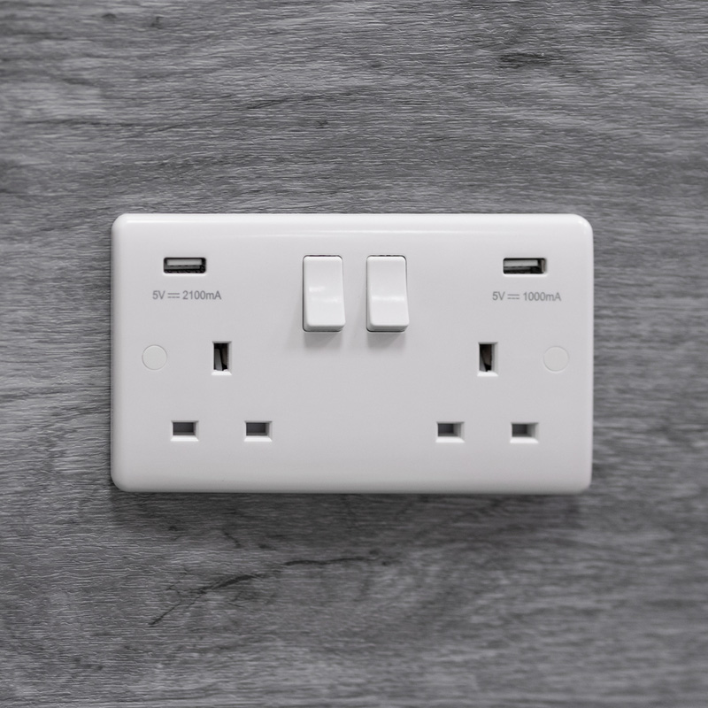 Wessex White USB Switched Socket 2 Gang 3.1A | Toolstation